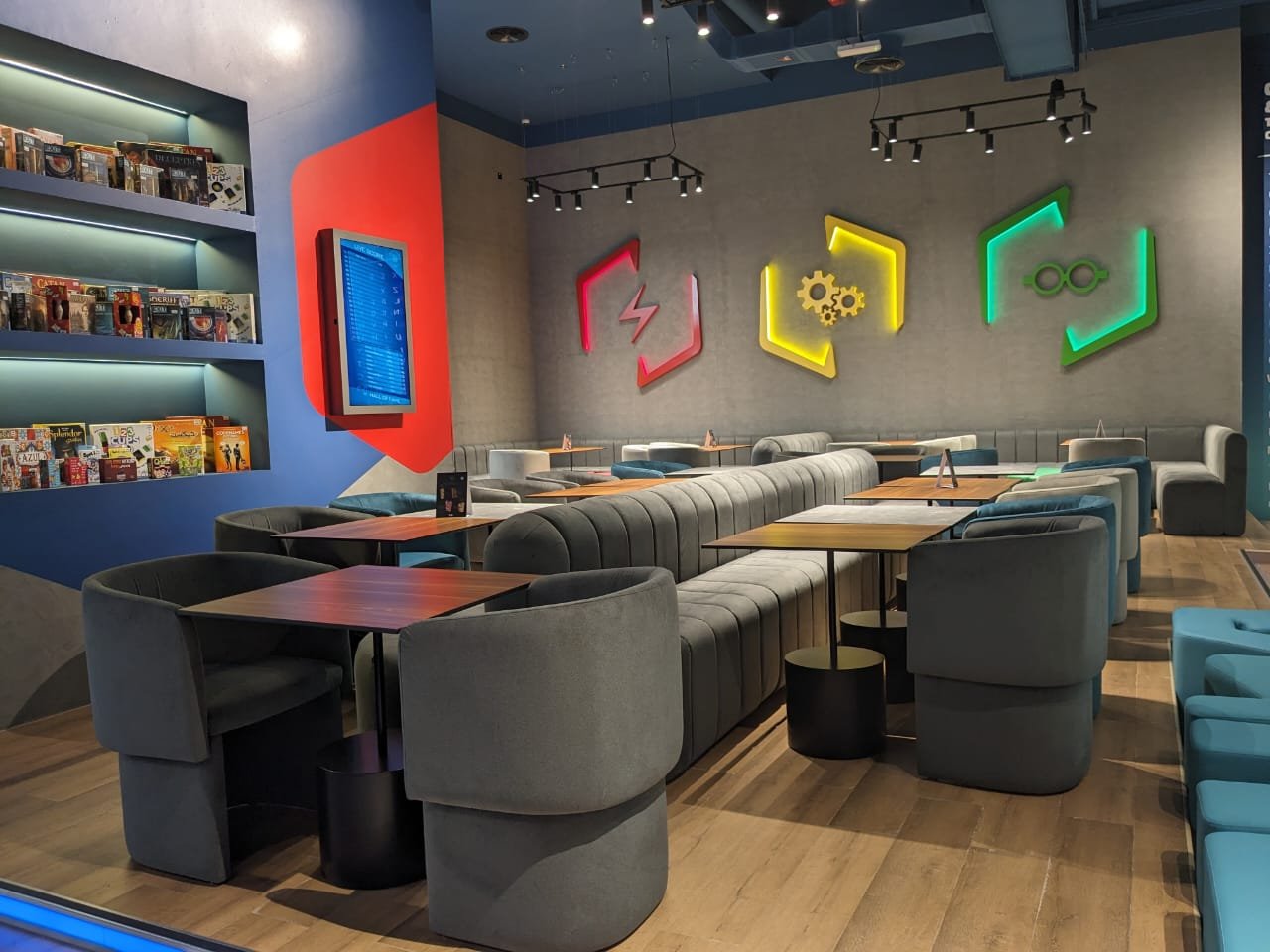 Cube Challenges & Board Game Café Now In Abu Dhabi! - ICONIC Episode